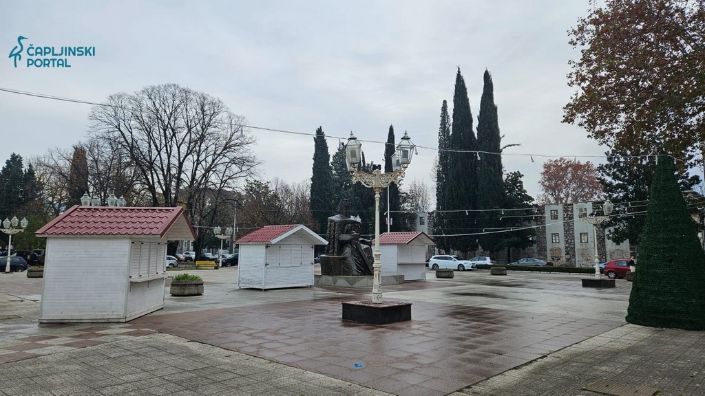 FOTO | Čapljina u blagdanskom ruhu: Stigle kućice za Advent u Čapljini ...